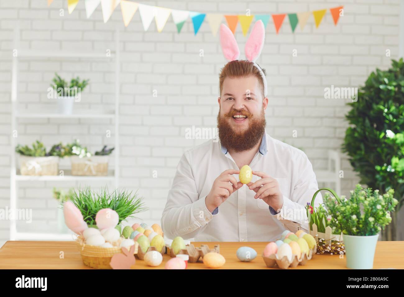 Fat man table hi-res stock photography and images - Alamy