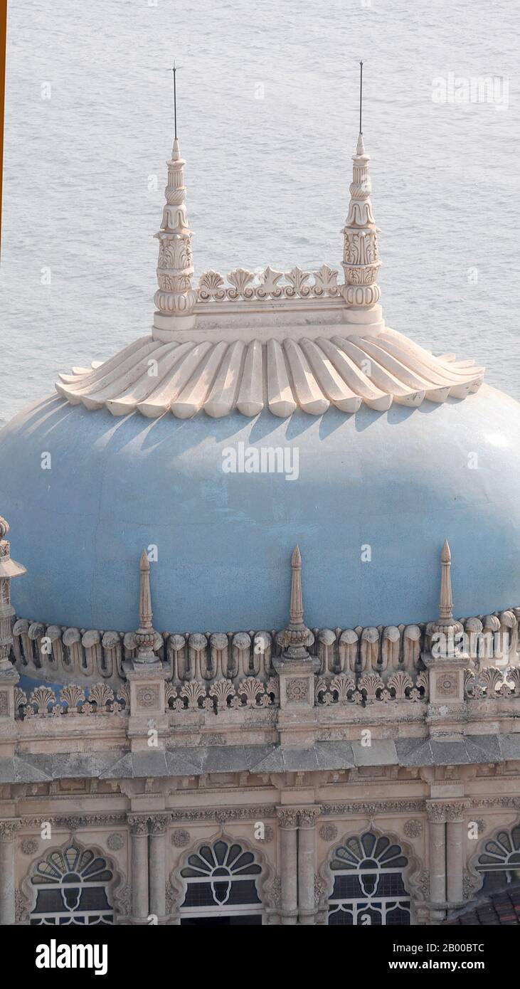 A VIEW OF A MOSQUE IN MUMBAI, MAHARASHTRA, INDIA, ASIA Stock Photo - Alamy