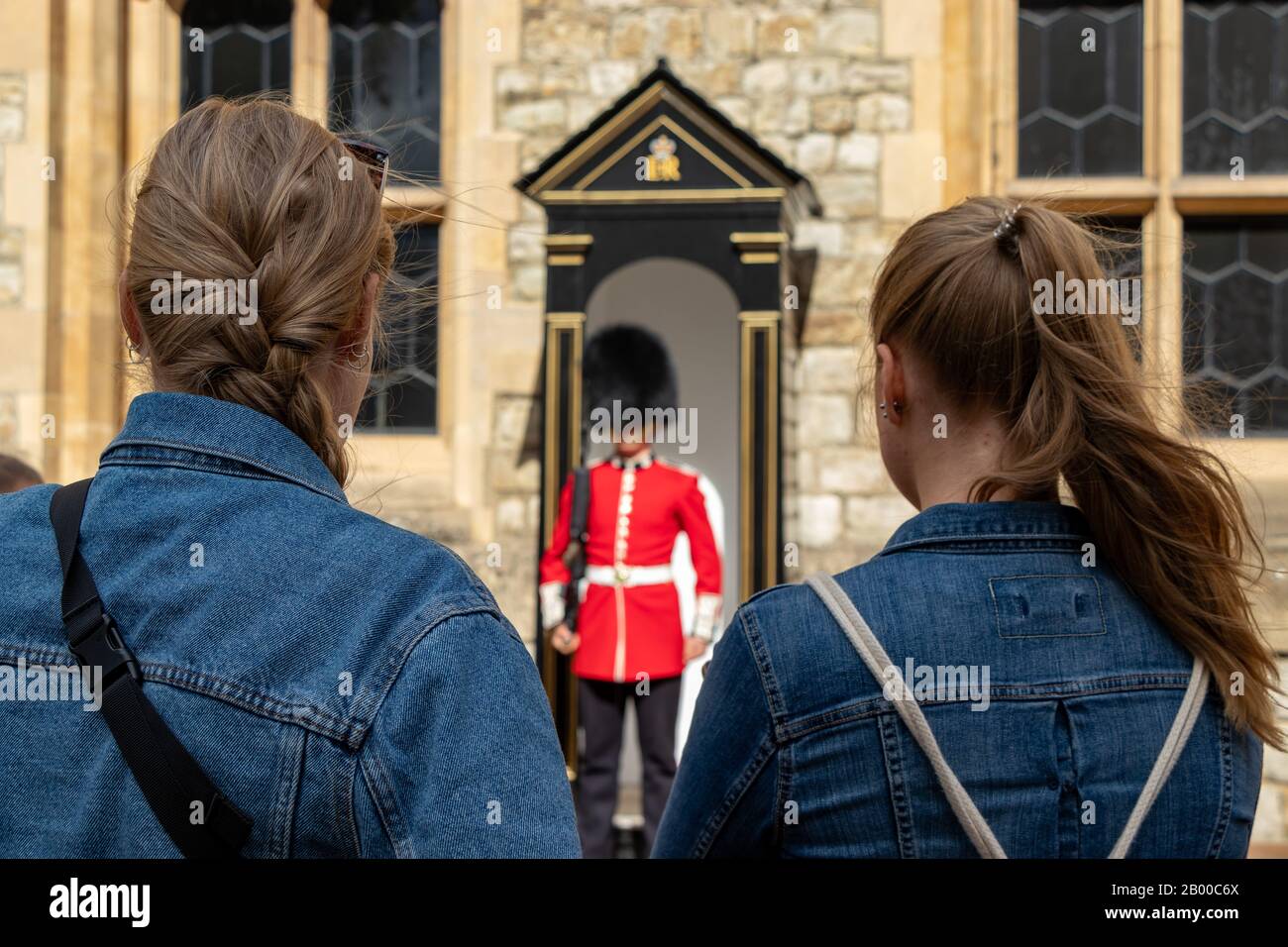 Beefeater guard in ceremonial uniform hi-res stock photography and ...