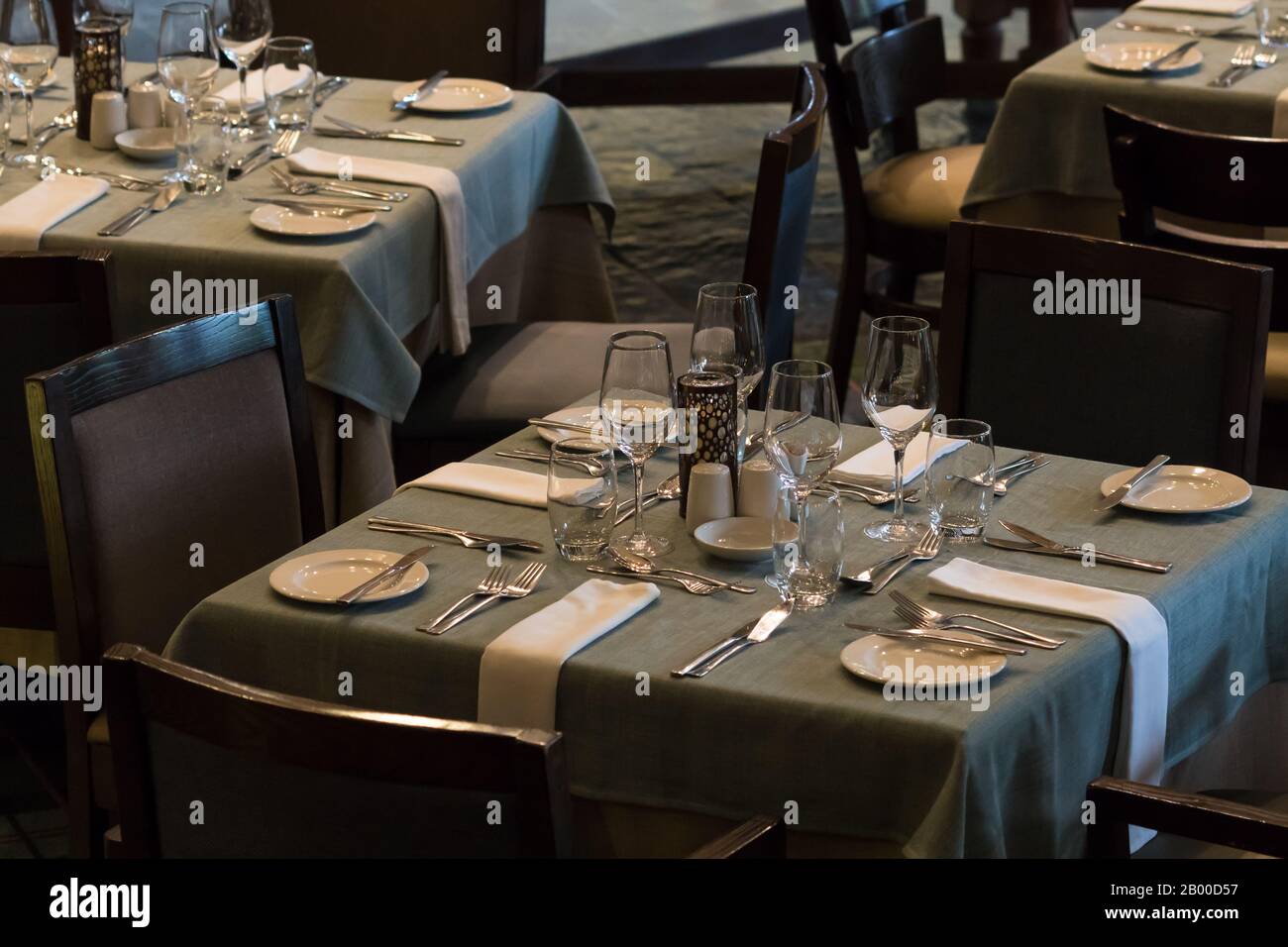 Hotel restaurant chairs hi-res stock photography and images - Alamy