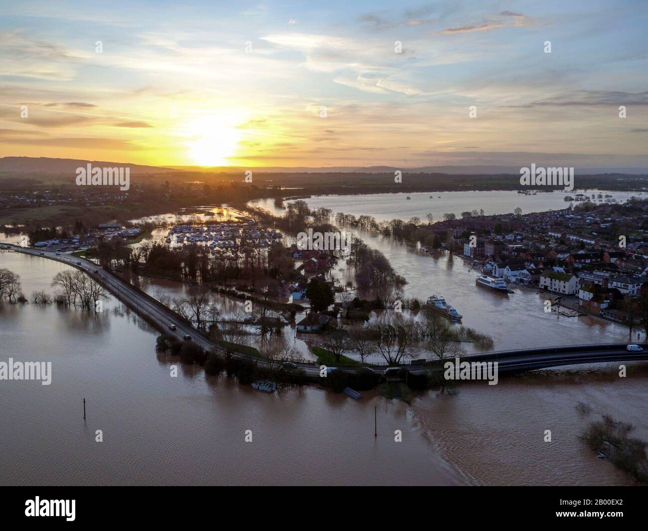 Flood water surrounds upton upon severn hi-res stock photography and ...