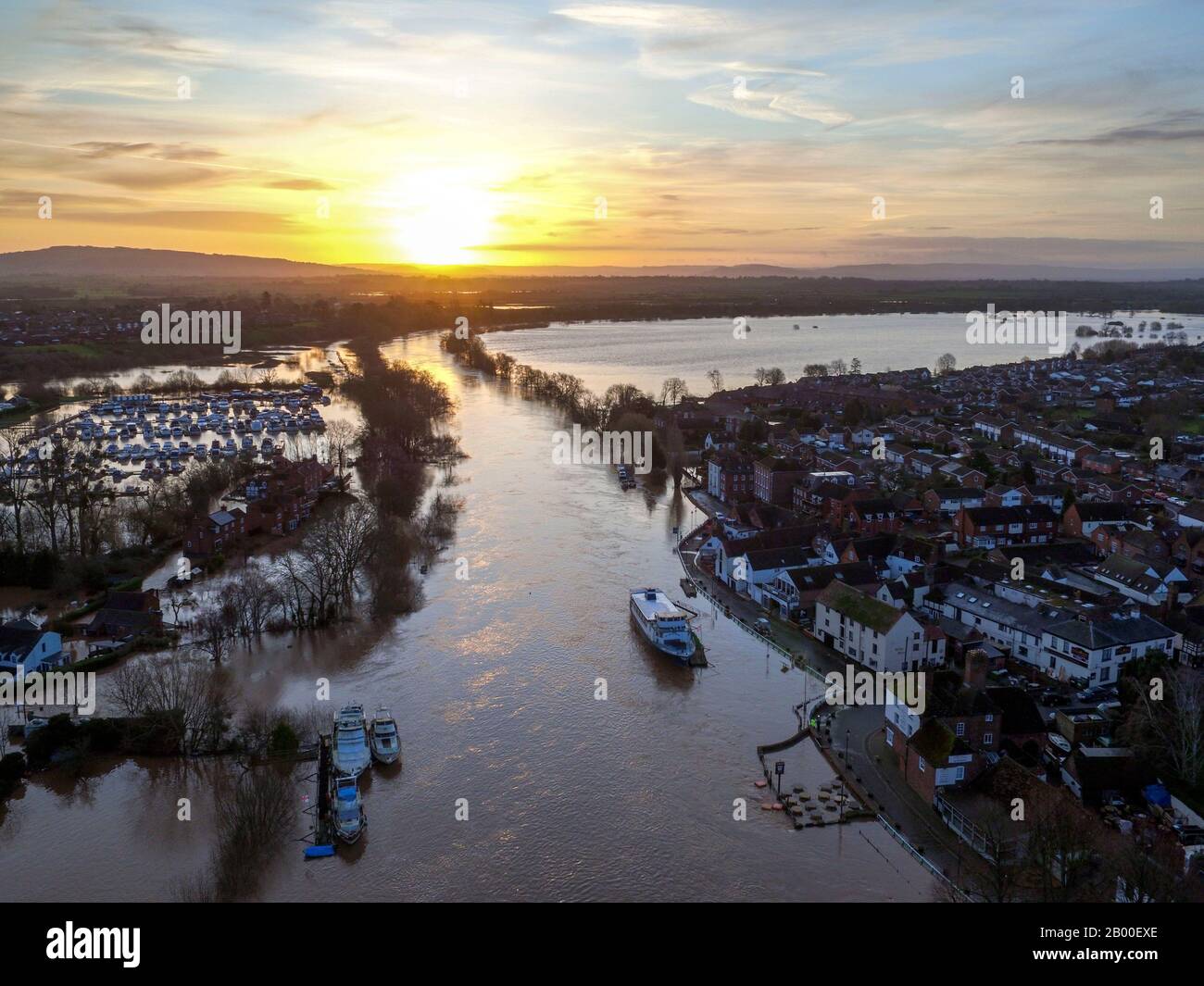 Flood water surrounds upton upon severn hi-res stock photography and ...