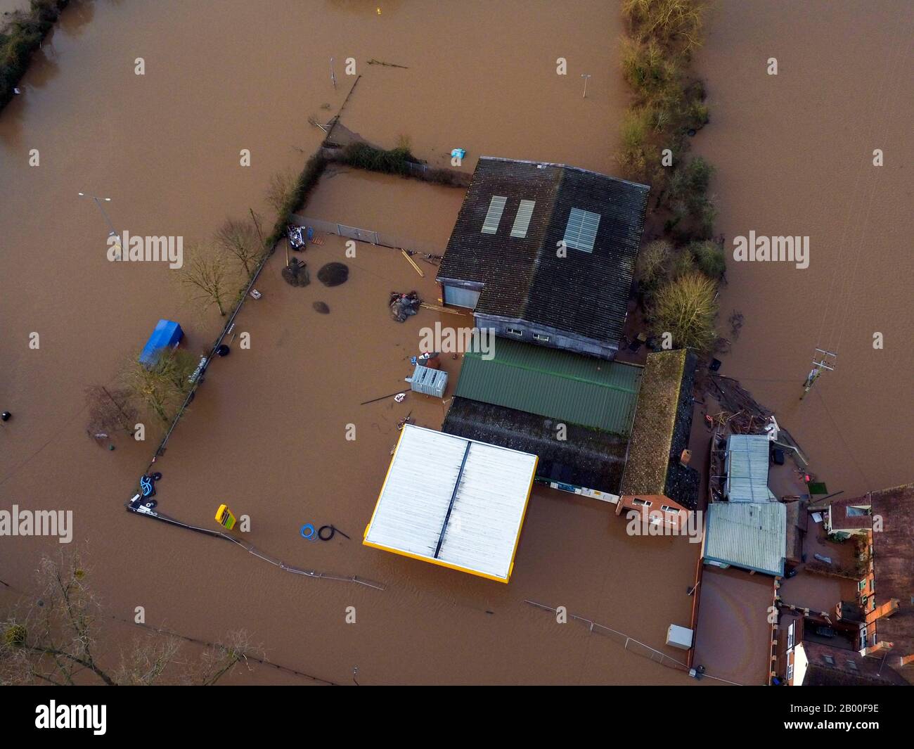 Flood water surrounds Upton upon Severn in Worcestershire Stock Photo ...