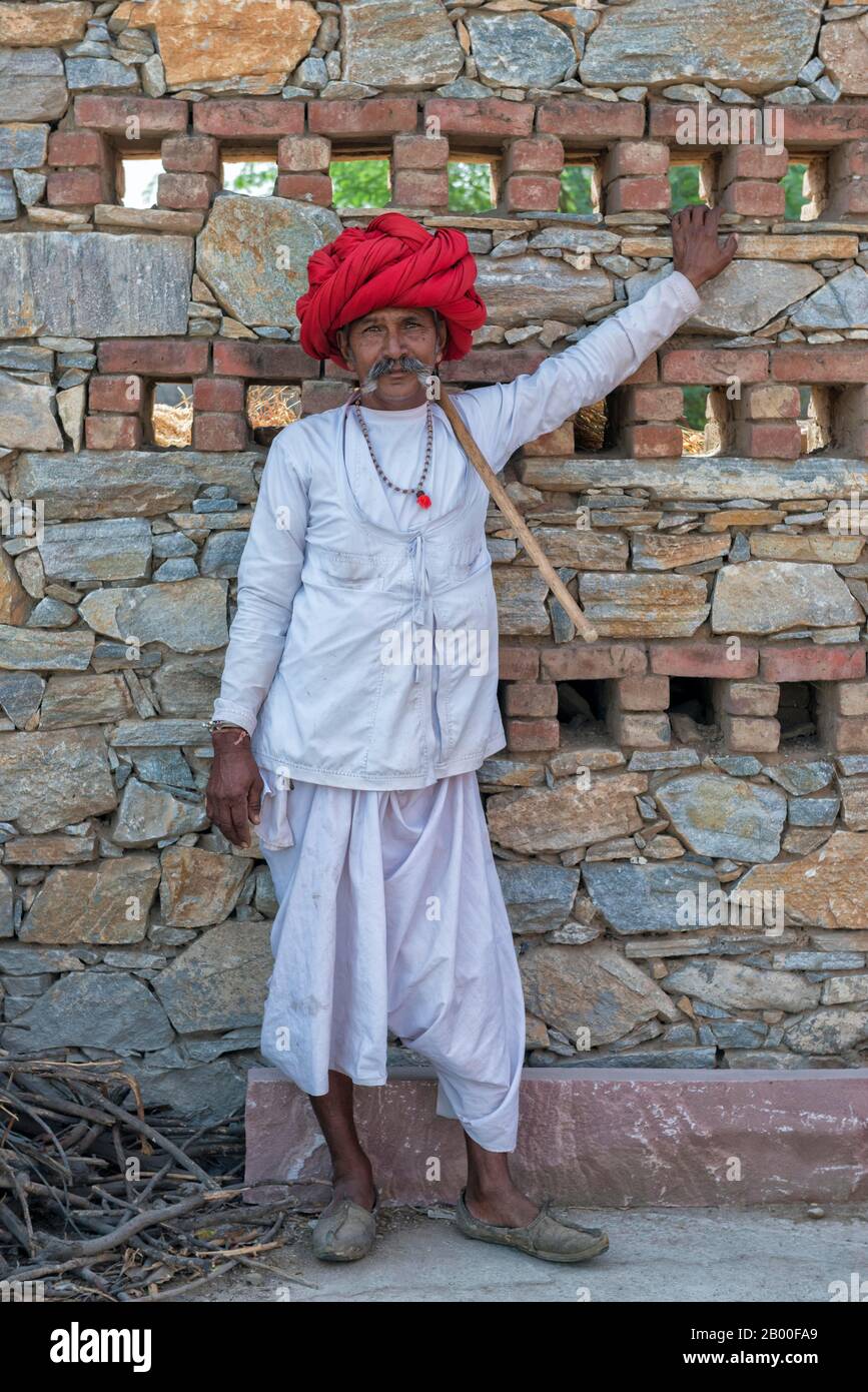 Indian man, member of the Rabari tribe, with a red turban, Bera ...
