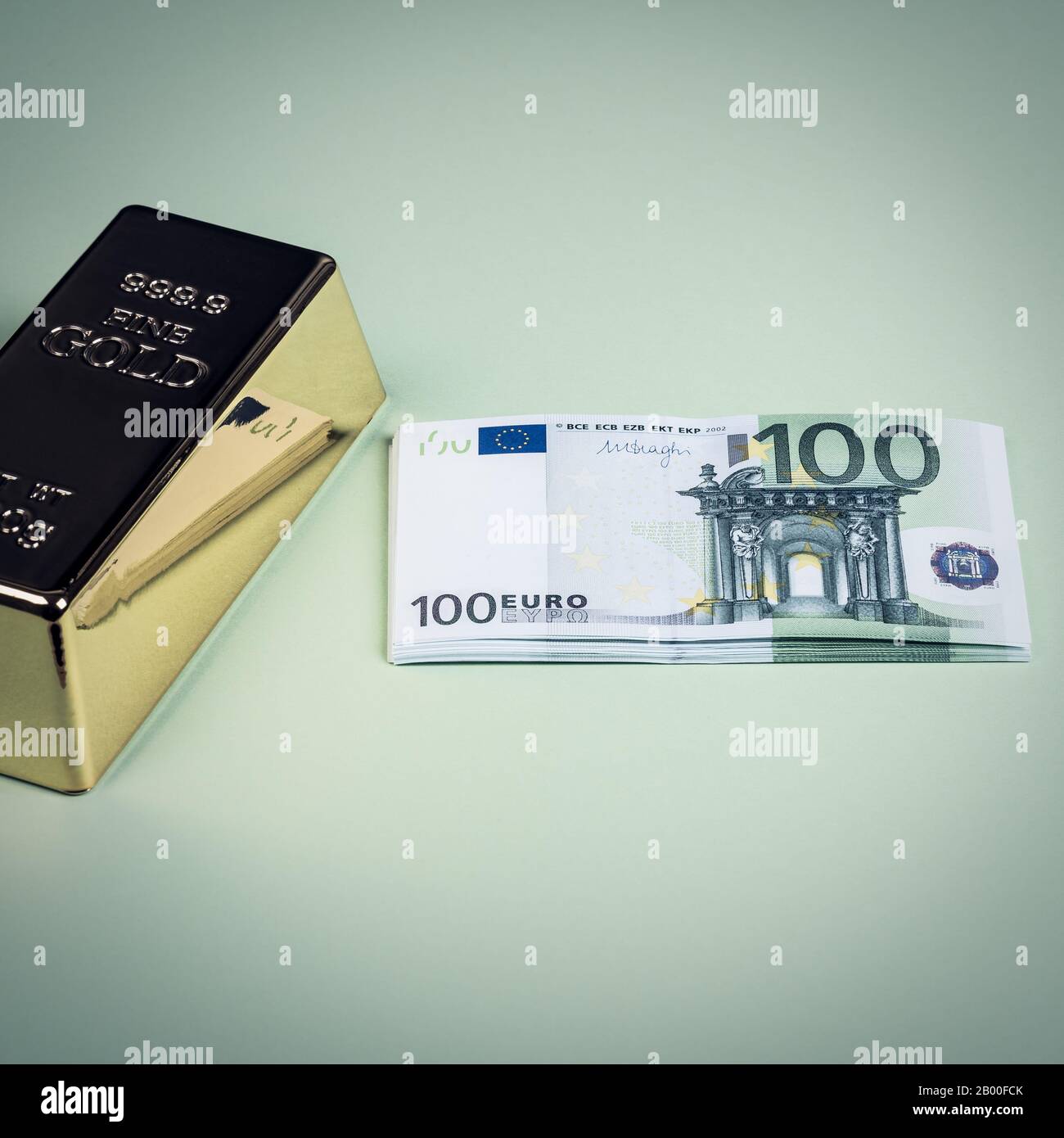 Currency notes and gold bar hi-res stock photography and images - Alamy
