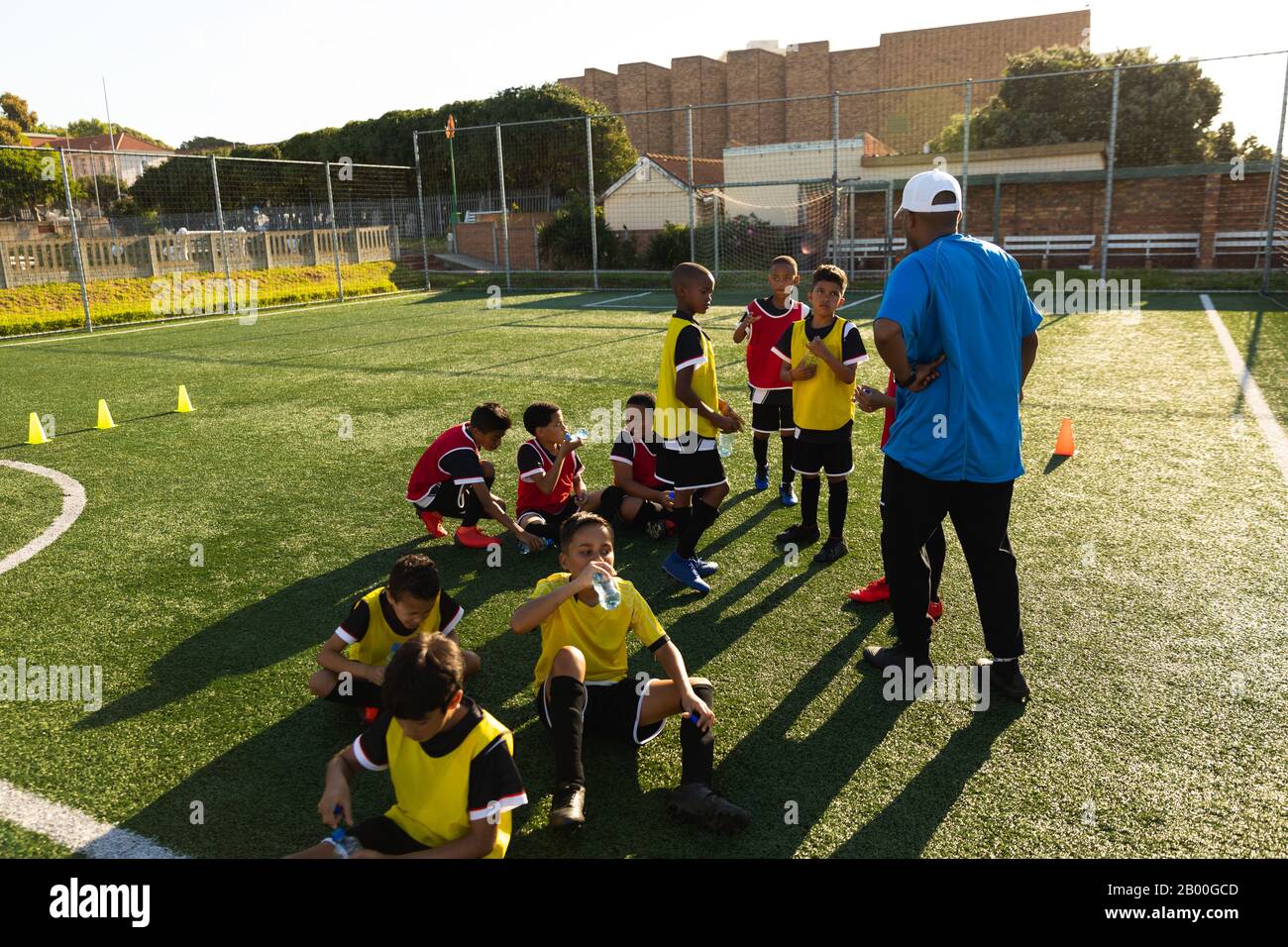 Soccer team resting and drinking water Stock Photo - Alamy