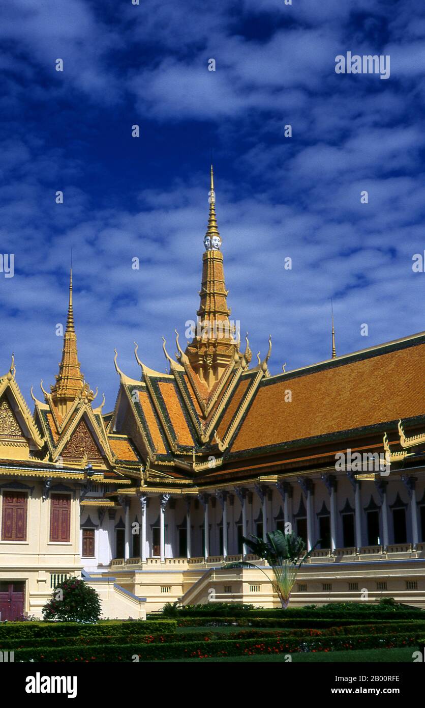 Silver building architecture hi-res stock photography and images - Alamy