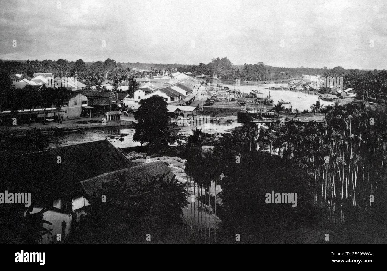 Vietnam: A panoramic view of the market and docks of Cantho in ...