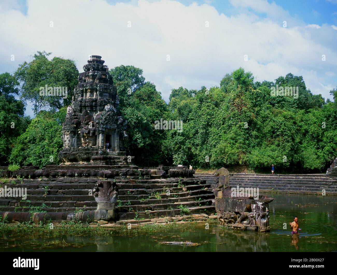 Statue im pool hi-res stock photography and images - Alamy