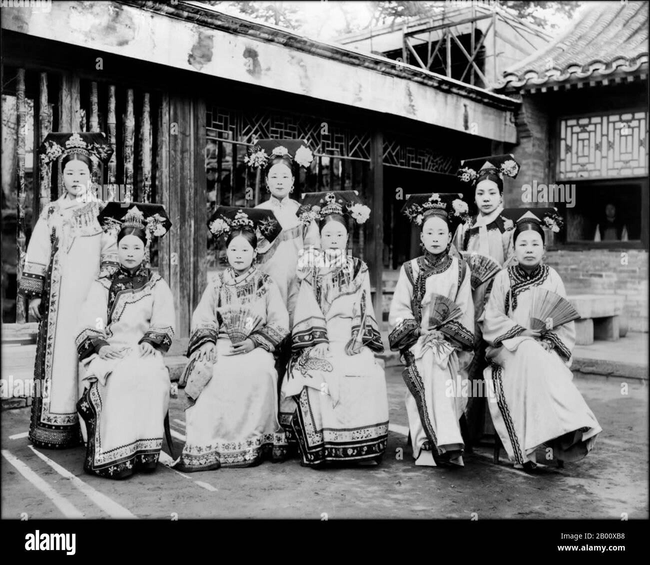 China: Manchu ladies of the Beijing's Forbidden City, c. 1910. Manchu ...