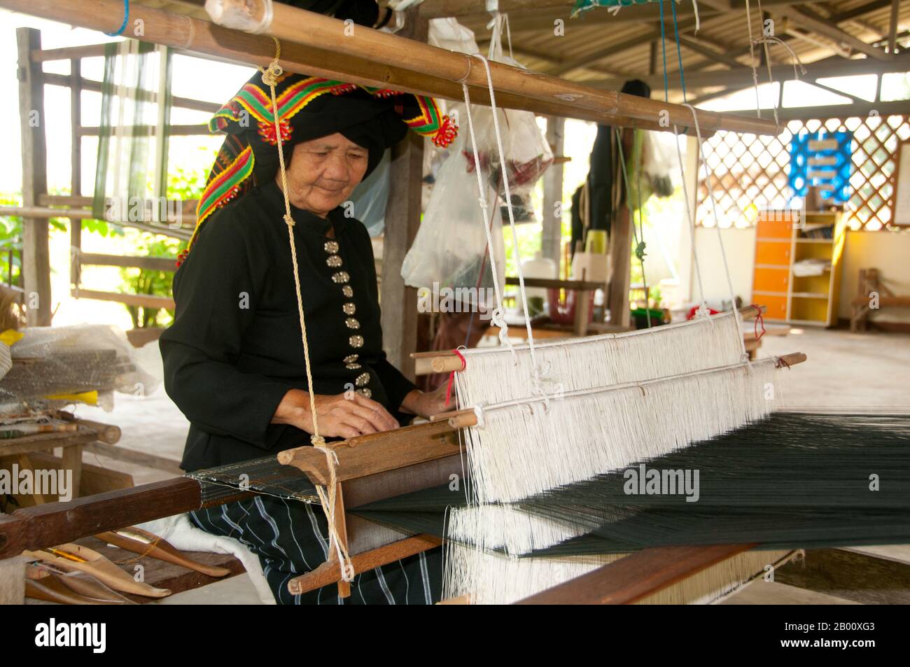 Tai dam weaving group hi-res stock photography and images - Alamy