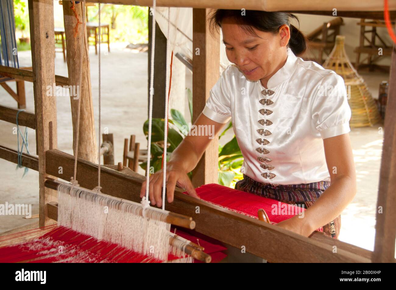 Black woman weaving hi-res stock photography and images - Alamy