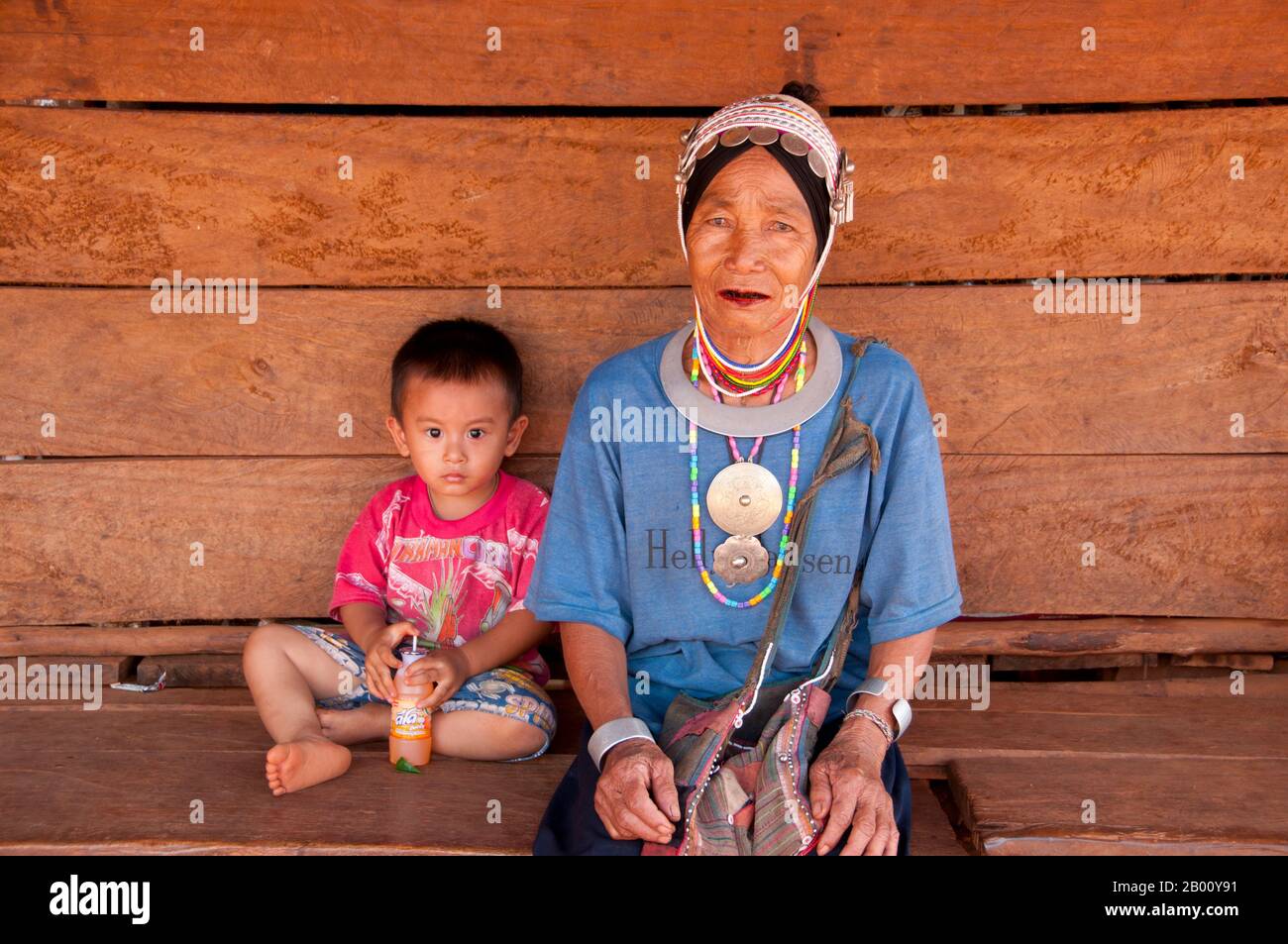 Thailand: Akha woman and child at Ban Huai Kee Lek, Chiang Rai Province ...