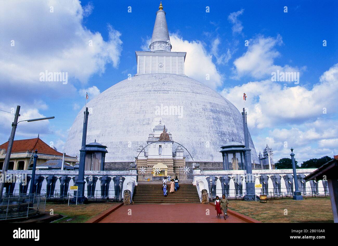 Sri Lanka: Ruvanvelisaya Dagoba, Anuradhapura. Ruvanvelisaya Dagoba was built by King Dutugemunu ...