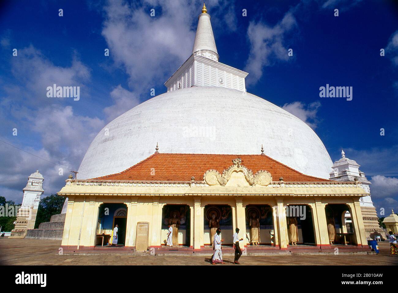 Sri Lanka: Ruvanvelisaya Dagoba, Anuradhapura. Ruvanvelisaya Dagoba was built by King Dutugemunu ...