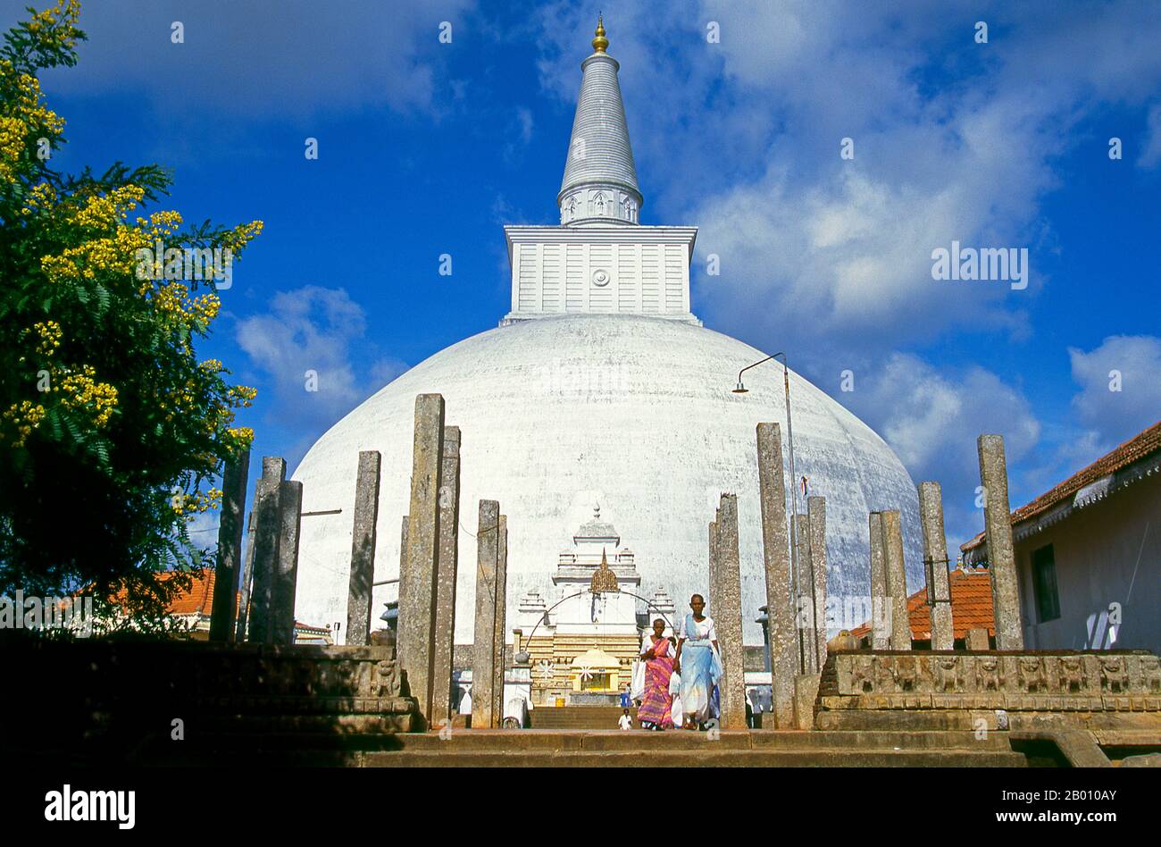 Sri Lanka: Ruvanvelisaya Dagoba, Anuradhapura. Ruvanvelisaya Dagoba was built by King Dutugemunu ...