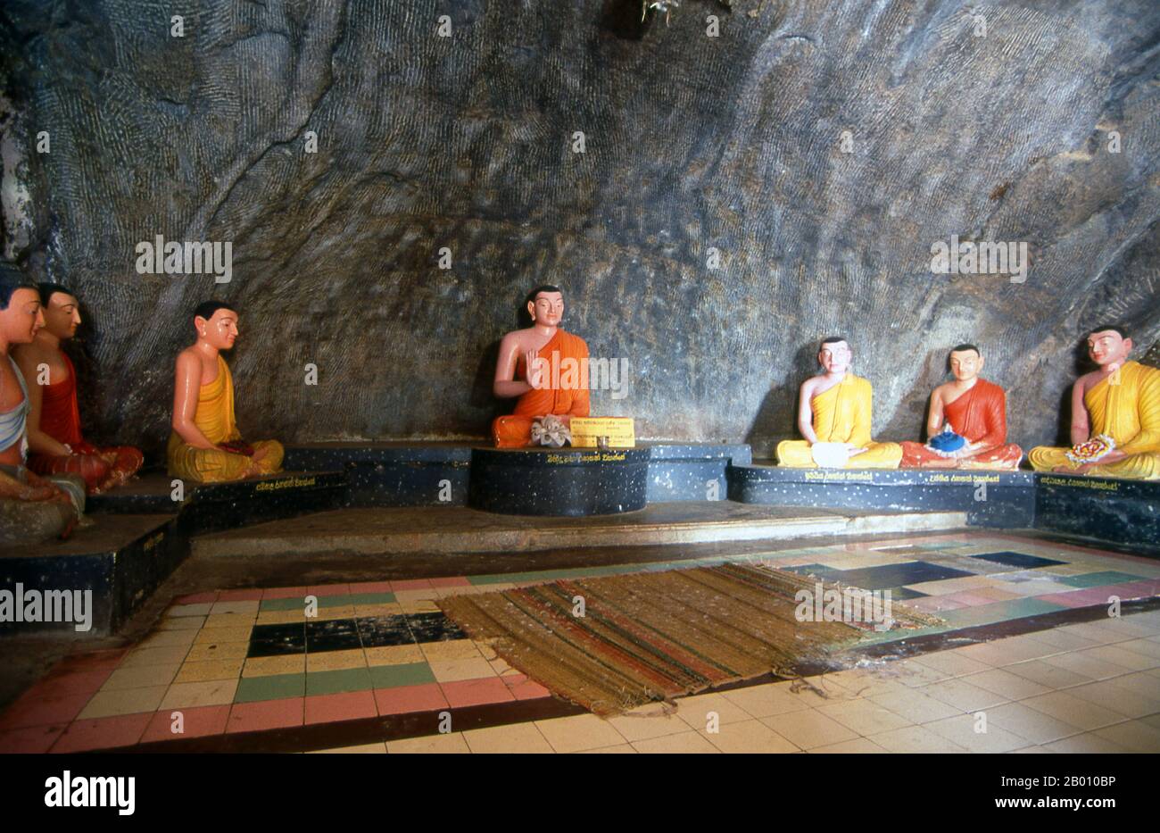 Monks in temple sri lanka hi-res stock photography and images - Alamy