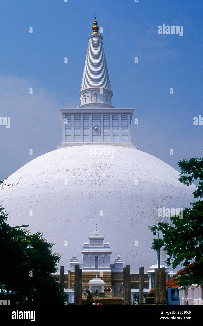 Sri Lanka: Ruvanvelisaya Dagoba, Anuradhapura. Ruvanvelisaya Dagoba was built by King Dutugemunu ...