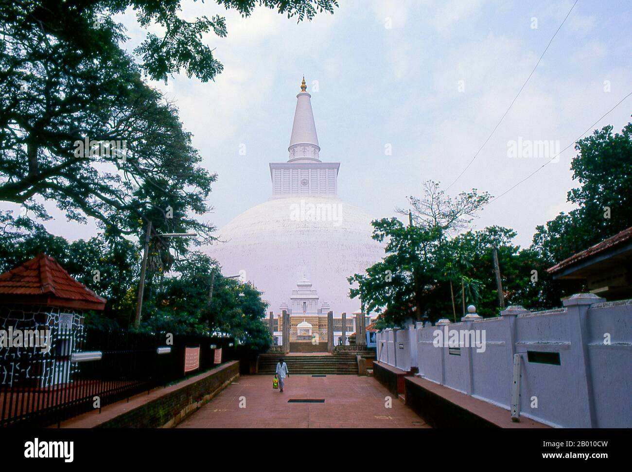 Sri Lanka: Ruvanvelisaya Dagoba, Anuradhapura. Ruvanvelisaya Dagoba was built by King Dutugemunu ...