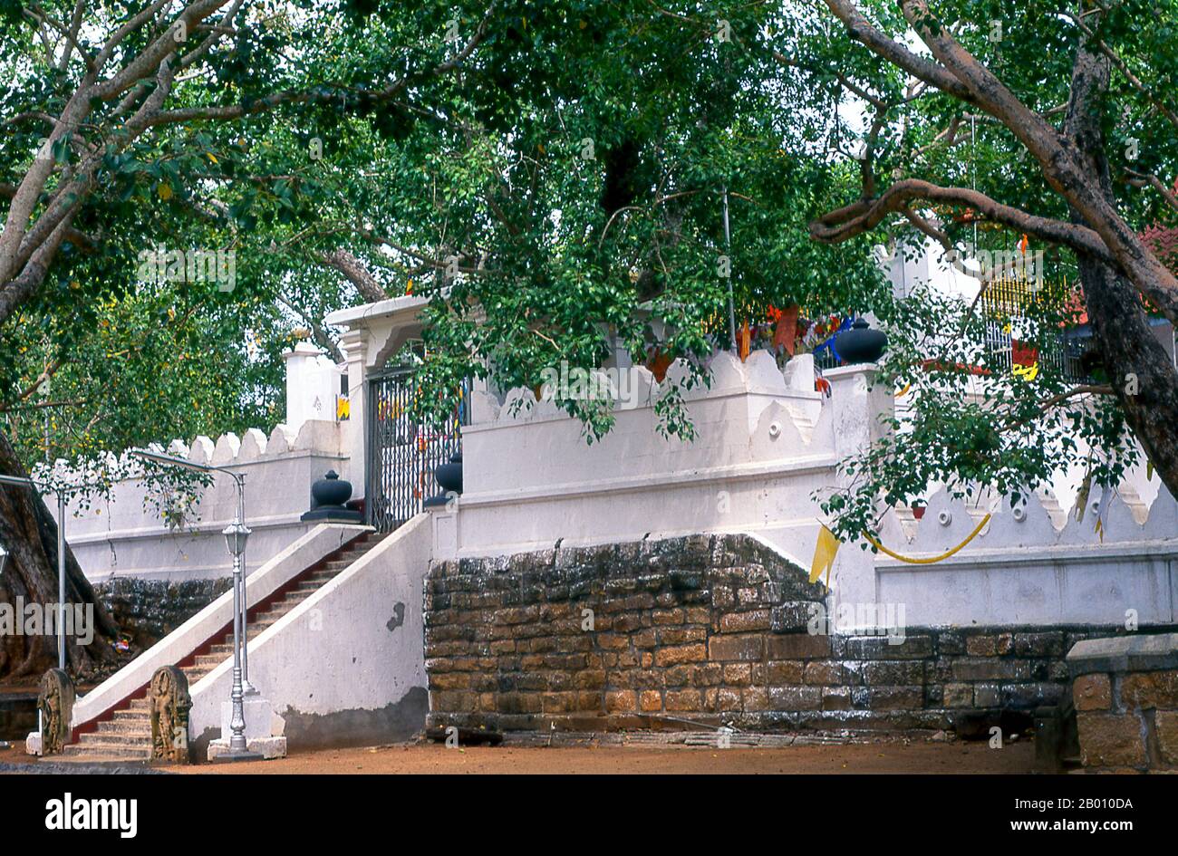 Sri Lanka: Entrance to the sacred bodhi tree (Jaya Sri Maha Bodhi), Anuradhapura. Jaya Sri Maha ...