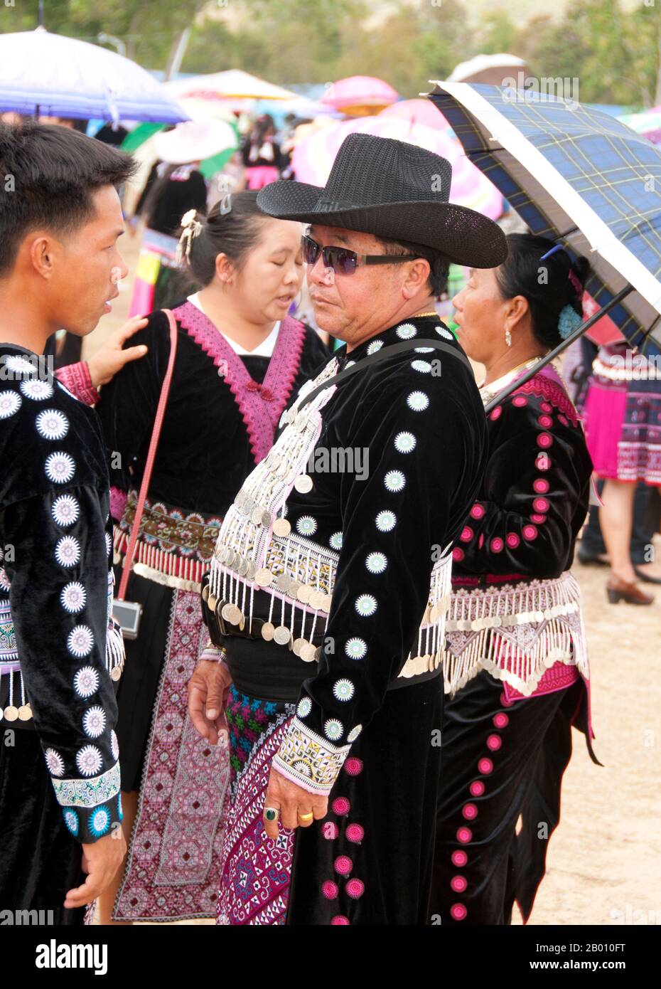 Tribe elder group hi-res stock photography and images - Alamy