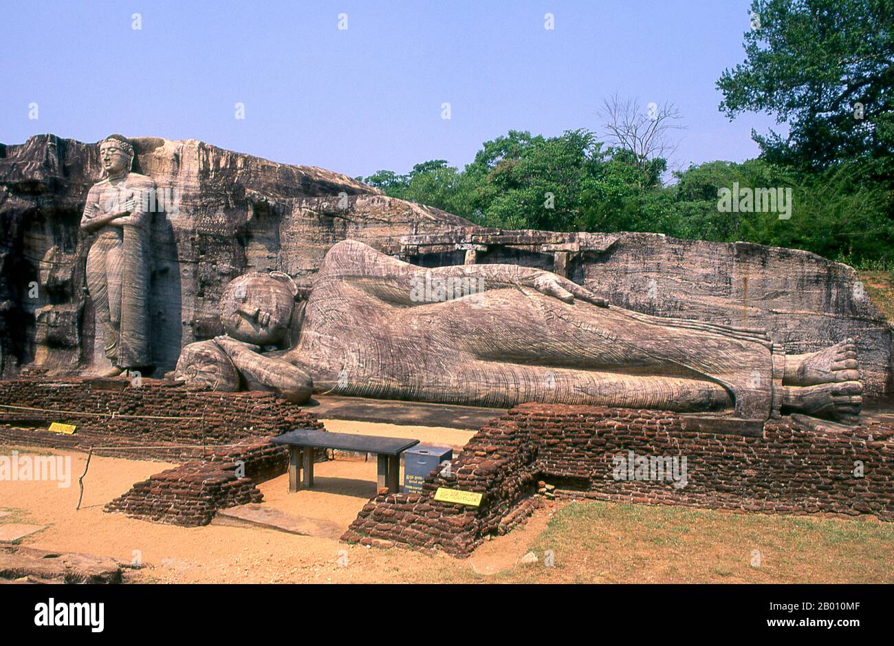 Statue king parakramabahu polonnaruwa sri hi-res stock photography and ...