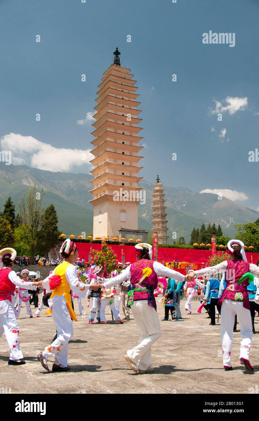 Asia bai china costume dali hi-res stock photography and images - Alamy