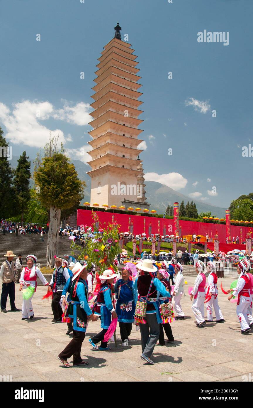 Asia bai china costume dali hi-res stock photography and images - Alamy