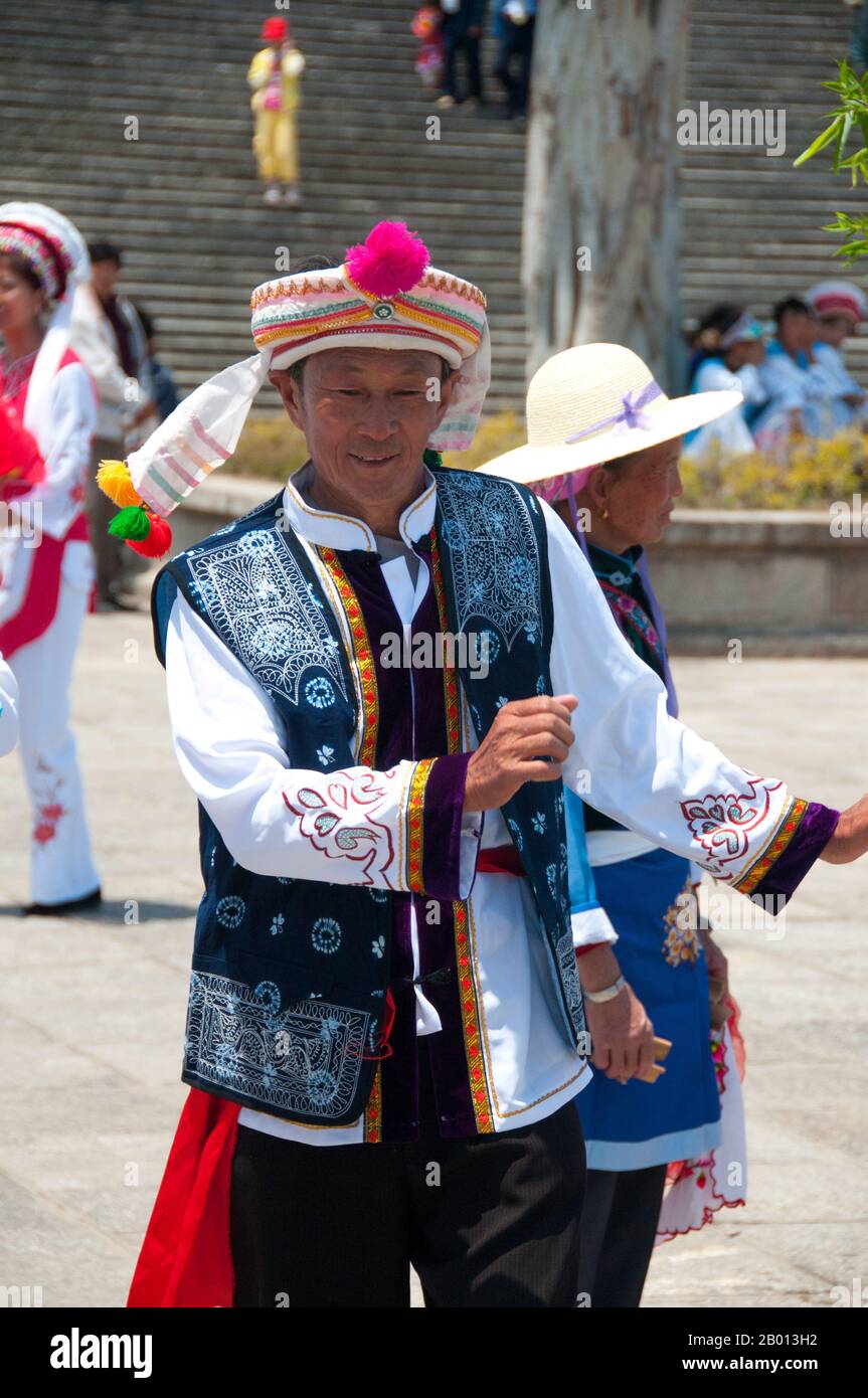 China: Bai man dancing at the Bai music and dance festival at San Ta Si ...