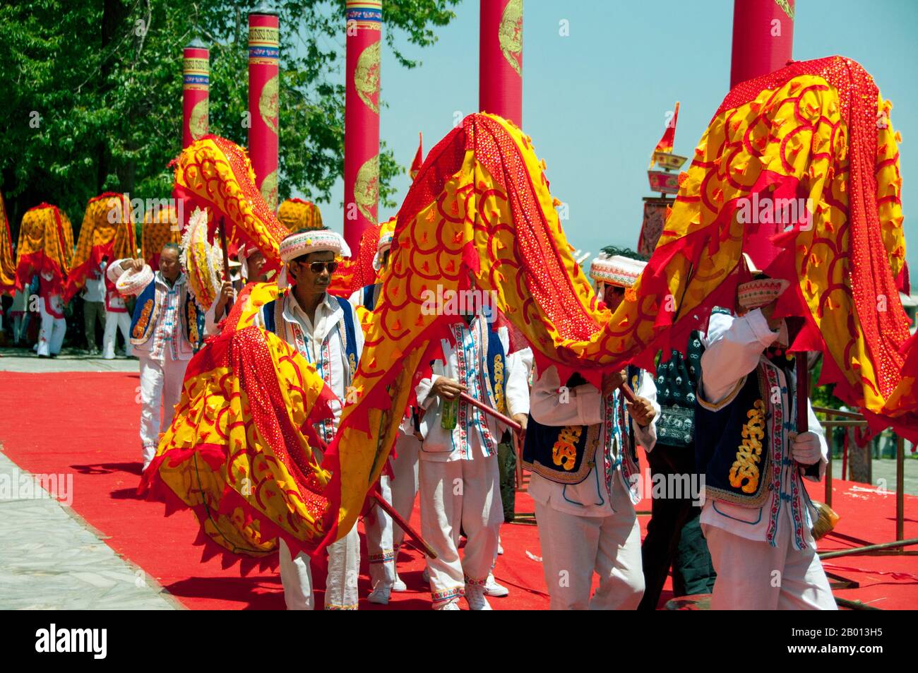 China: Bai dragon dancers, Bai music and dance festival at San Ta Si ...