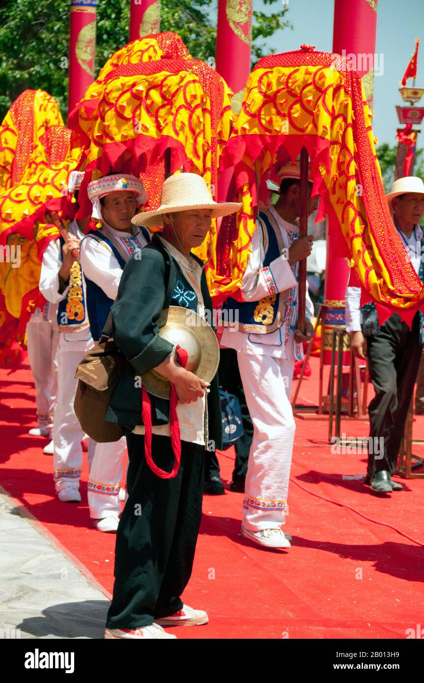 China: Bai dragon dancers, Bai music and dance festival at San Ta Si ...