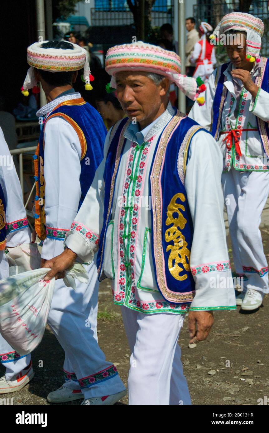 China: Bai men on their way to the Bai music and dance festival at ...