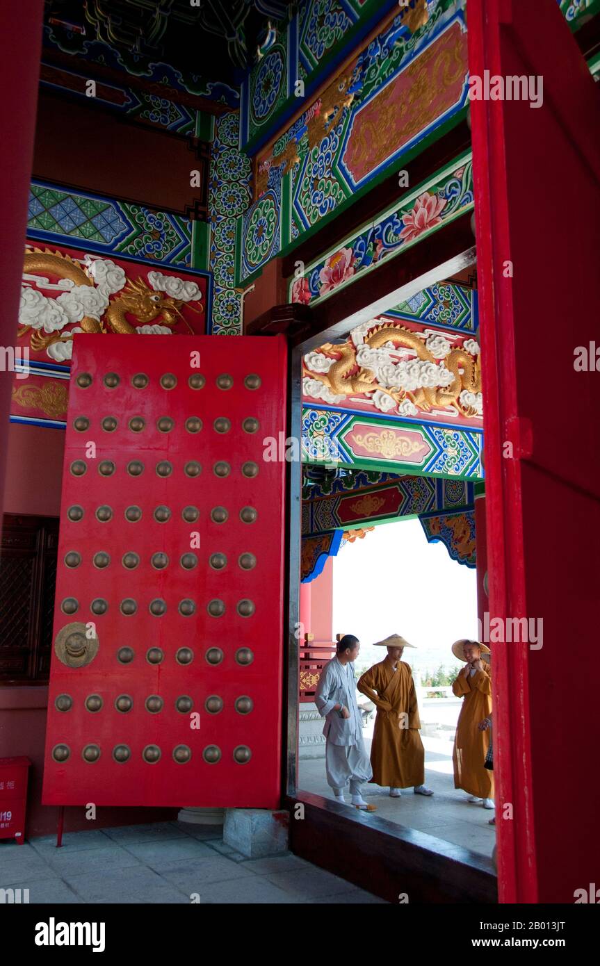 China: Monks at the Chongsheng Monastery behind San Ta Si (Three ...