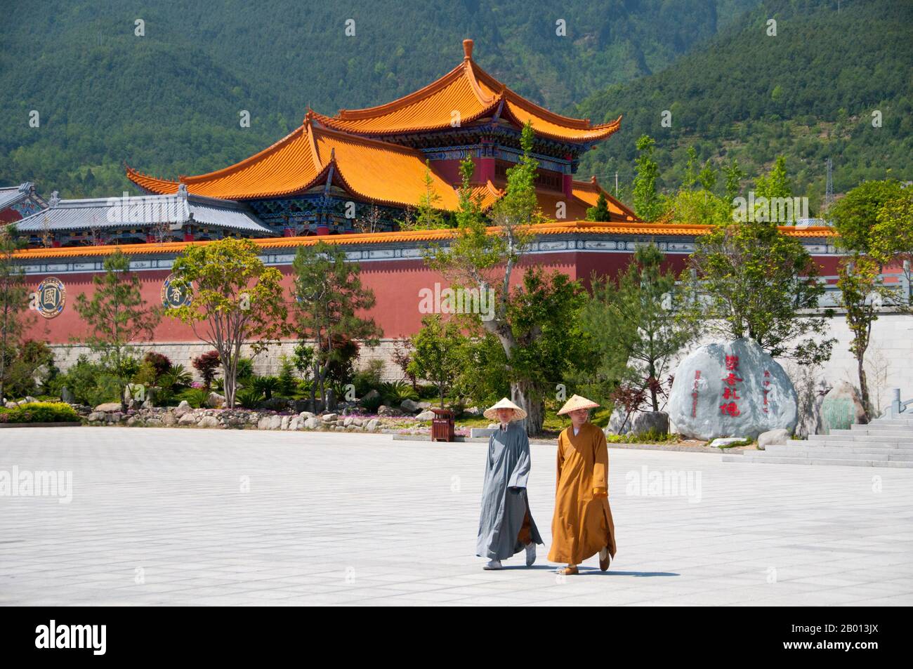China: Monks at the Chongsheng Monastery behind San Ta Si (Three ...