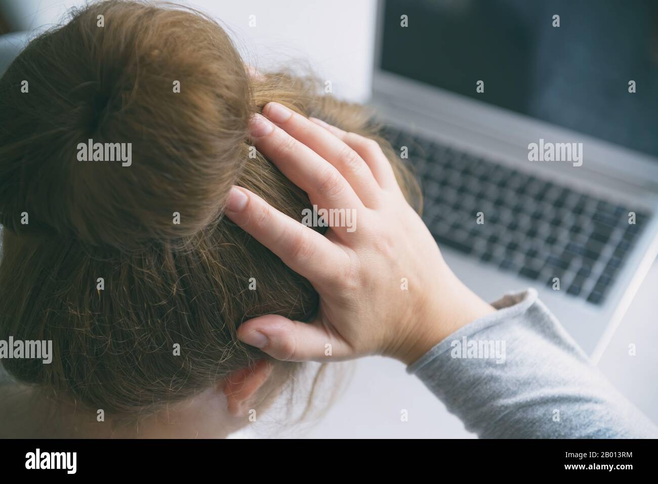 Woman computer back view worried hi-res stock photography and images ...