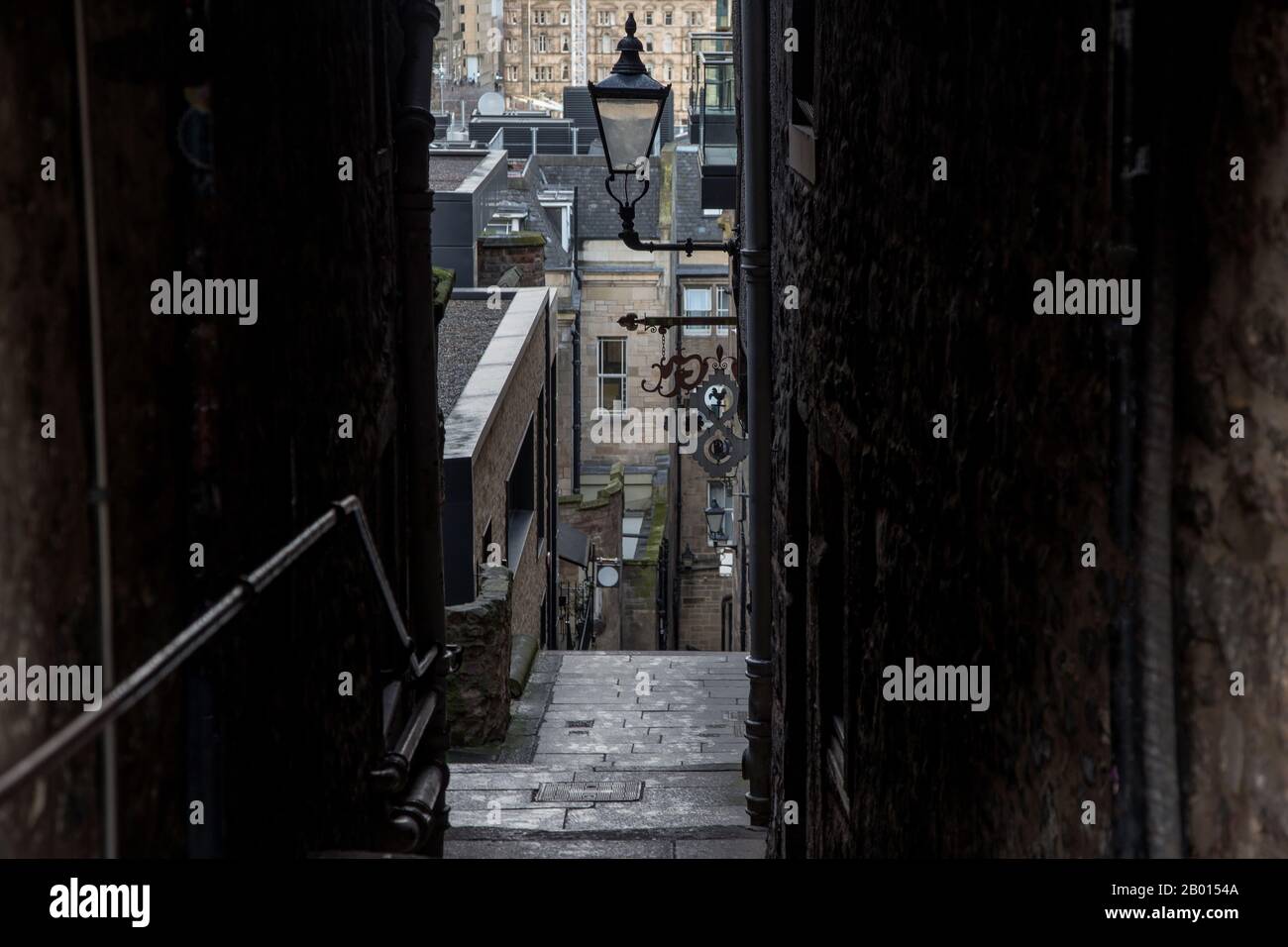 Looking down an alleyway in Edinburgh Scotland Stock Photo - Alamy