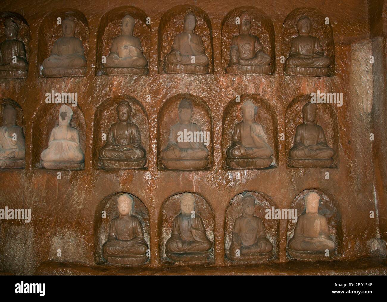 China: Thousand Buddha Cave, Oriental Buddha Park, Lingyun Shan ...