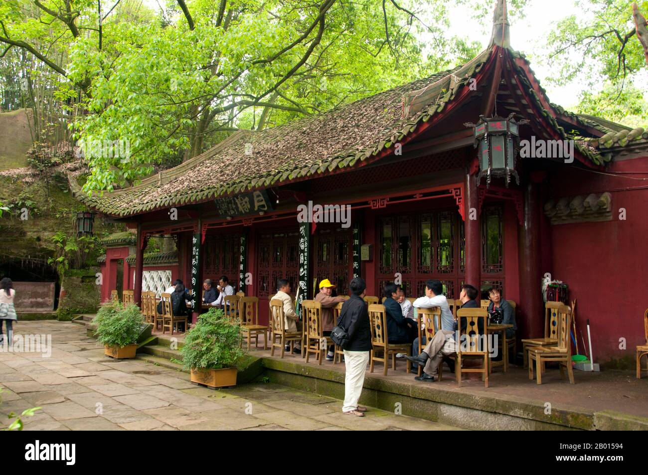 China: Tea house next to the Giant Buddha (Dafo), Leshan, Sichuan ...