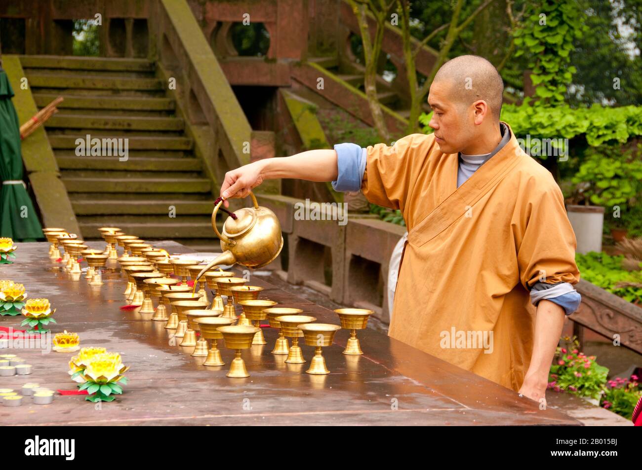 Monk mount emei monastery hi-res stock photography and images - Alamy