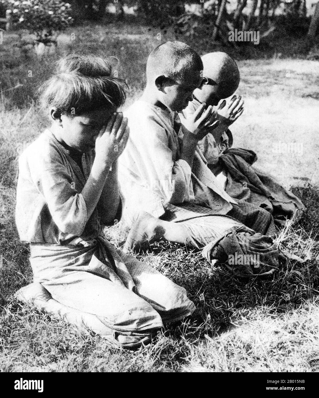 Burma/Myanmar: Burmese children praying before a Buddhist temple, c ...