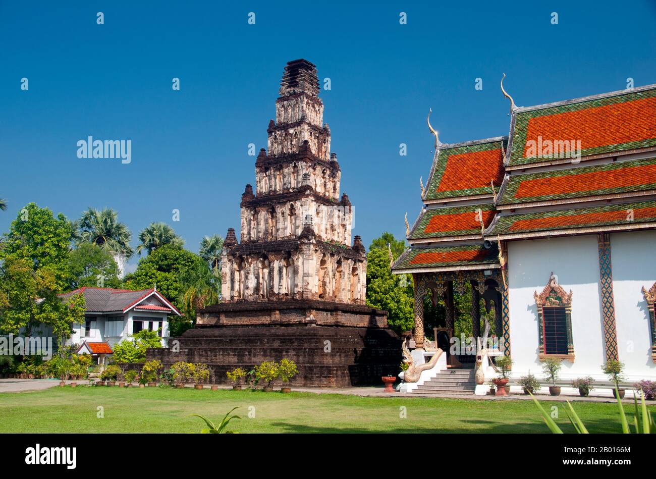 Thailand: The Chedi Suwanna Chang Kot (or Mahapon Chedi), Wat Chama ...