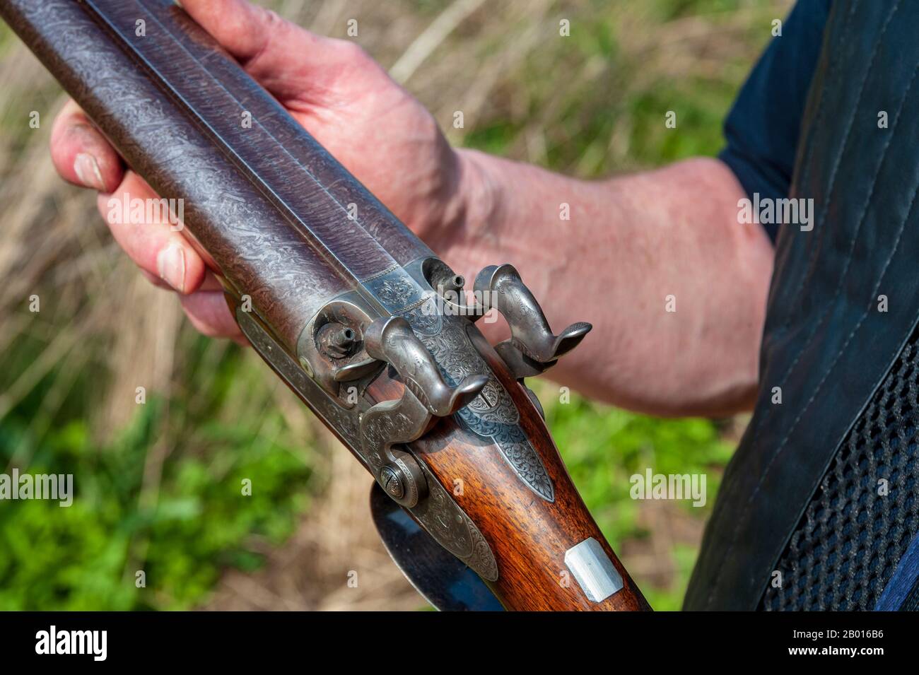 Double barrel gun hi-res stock photography and images - Alamy