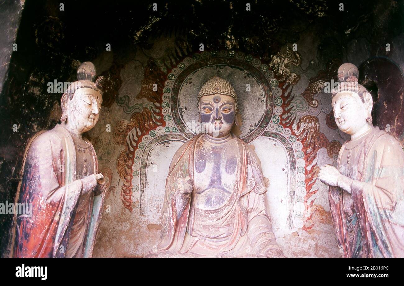 China: Buddha flanked by bodhisattvas, Maiji Shan Grottoes, Tianshui ...
