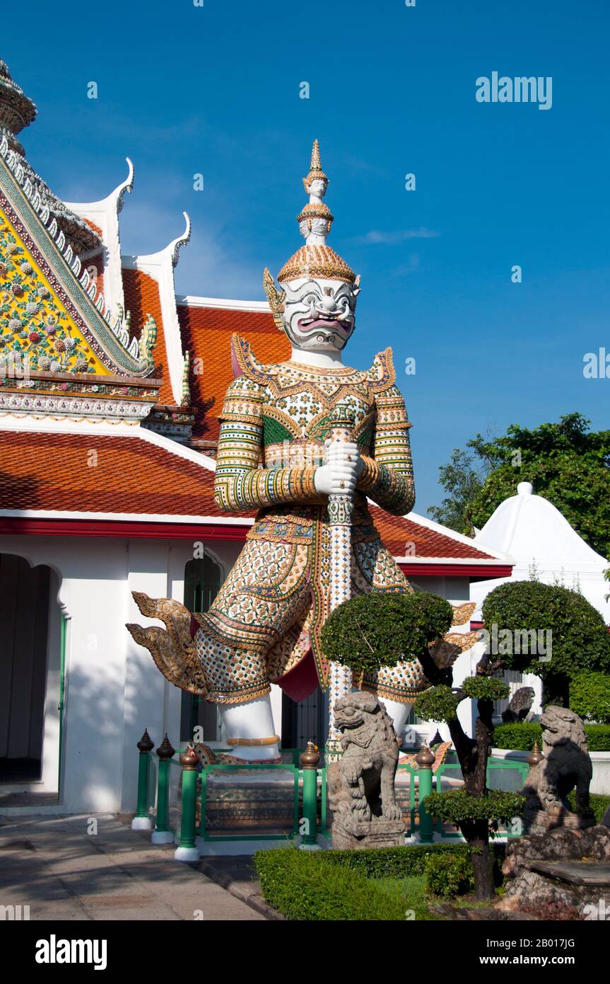 Thailand: Guardian figure or Yaksa at the gateway to Wat Arun (Temple ...