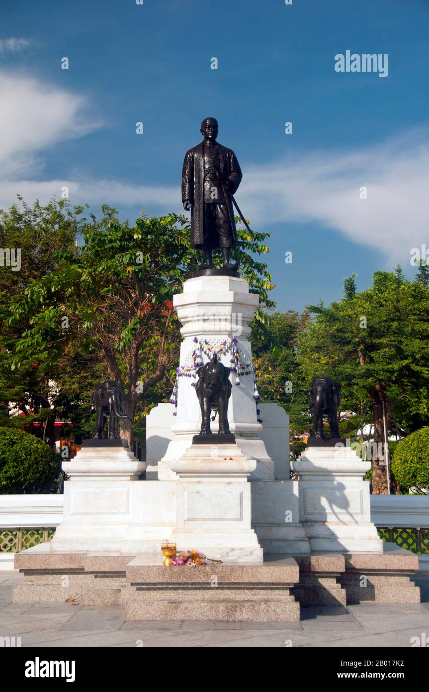 Thailand: Rama II statue at Wat Arun (Temple of Dawn), Bangkok. Phra ...