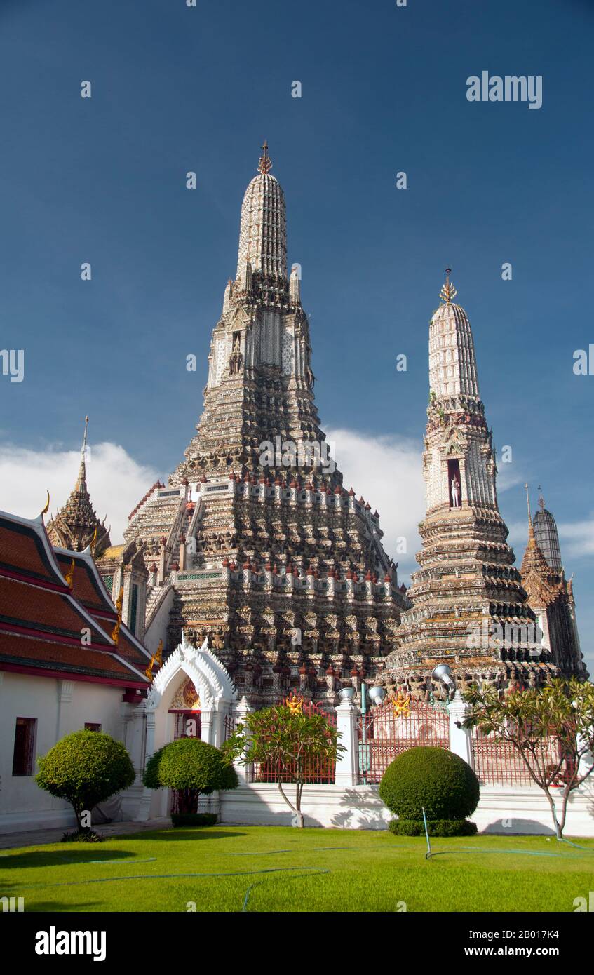 Thailand: The Khmer-style central prang at Wat Arun (Temple of Dawn ...
