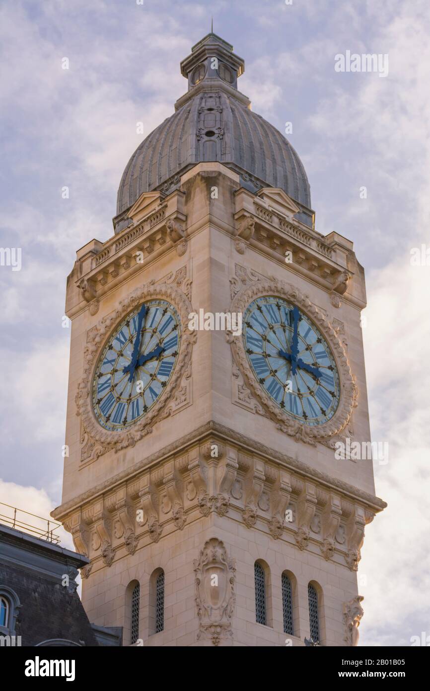 Lyon old town clock hi-res stock photography and images - Alamy