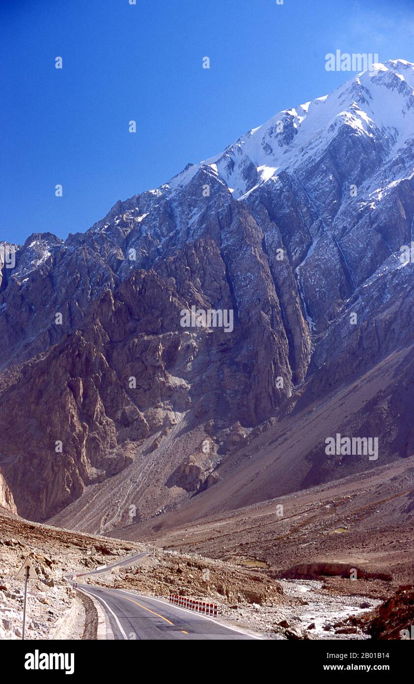 China: Karakoram Highway in the Pamir Mountains, Xinjiang. The Pamir ...