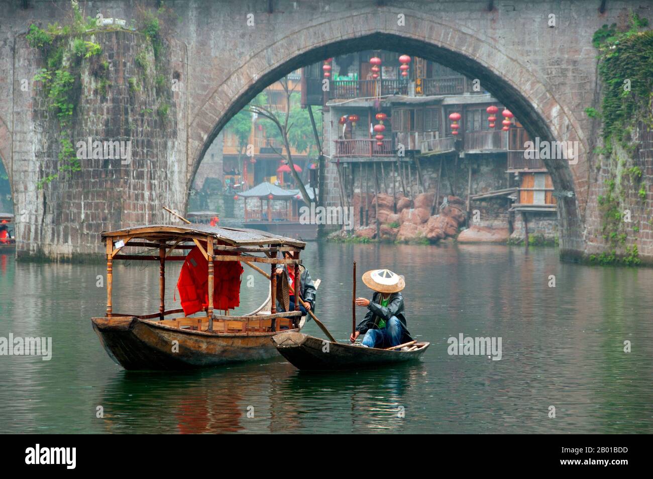 Tujia boatmen hi-res stock photography and images - Alamy