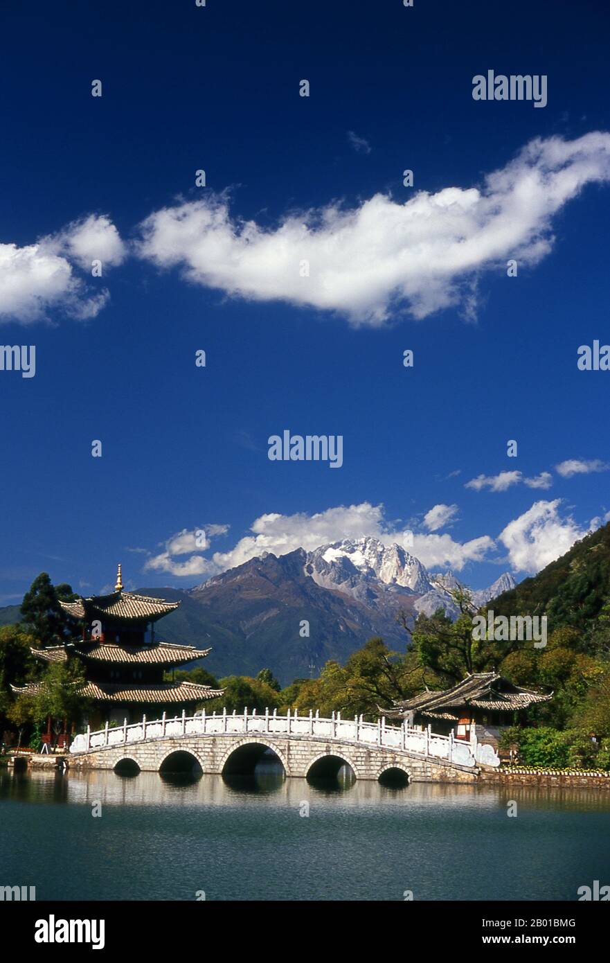 China: Jade Dragon Snow Mountain seen from Black Dragon Pool Park ...
